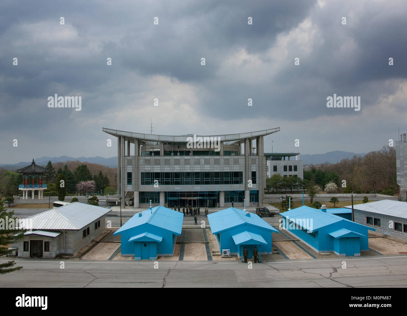 North Korean soldiers standing in front of the United Nations ...