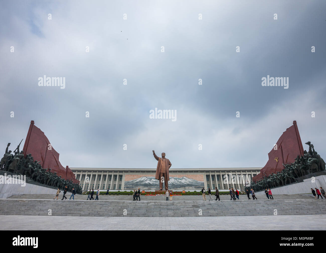 Kim Il-sung statue in Mansudae monument, Pyongan Province, Pyongyang ...