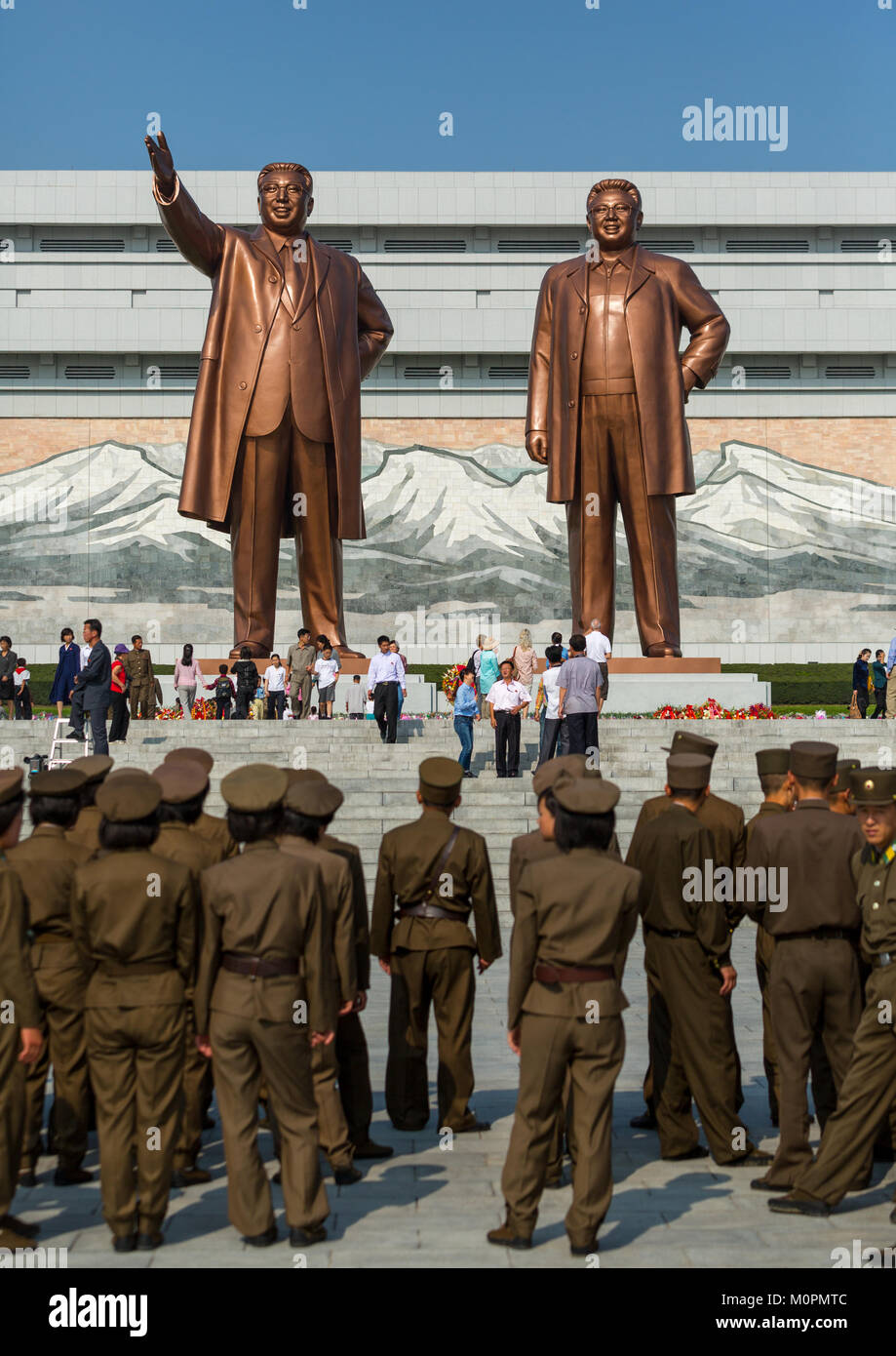 North Korean soldiers in front of the statues of the Dear Leaders in ...