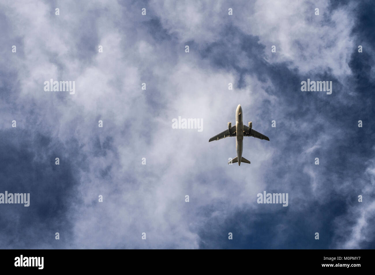 airplane in flight Stock Photo - Alamy