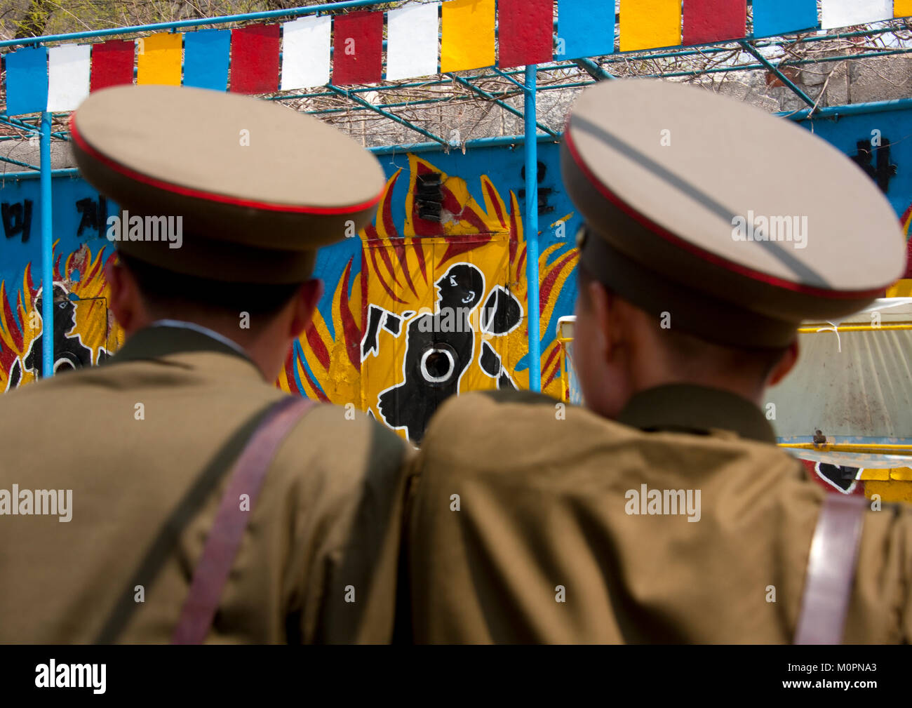 Fairground shooting range hi-res stock photography and images - Alamy