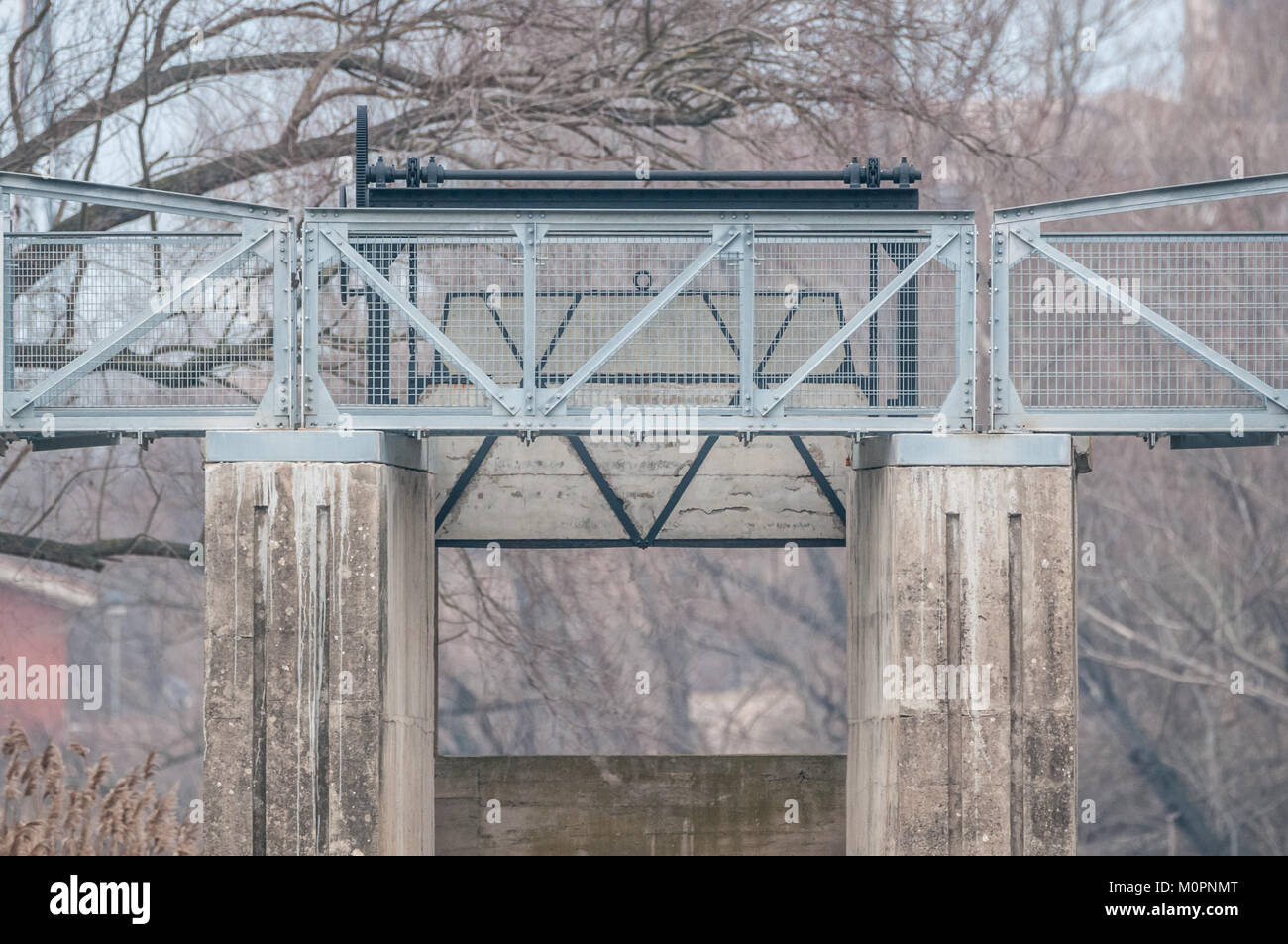 Floodgate mechanism hi-res stock photography and images - Alamy