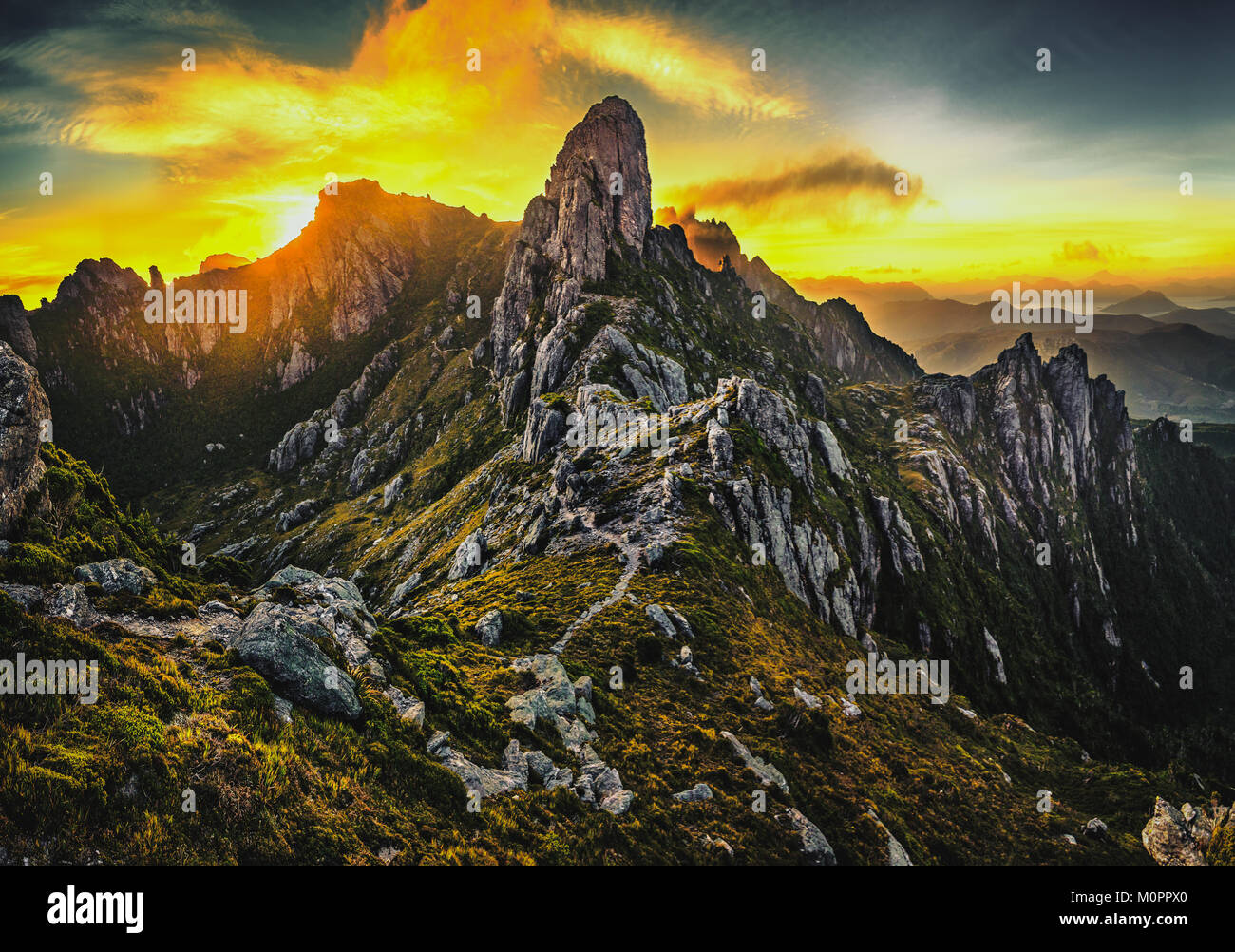 Sunset over mt. Hesperus in Western Arthur Range, Southwest Tasmania ...