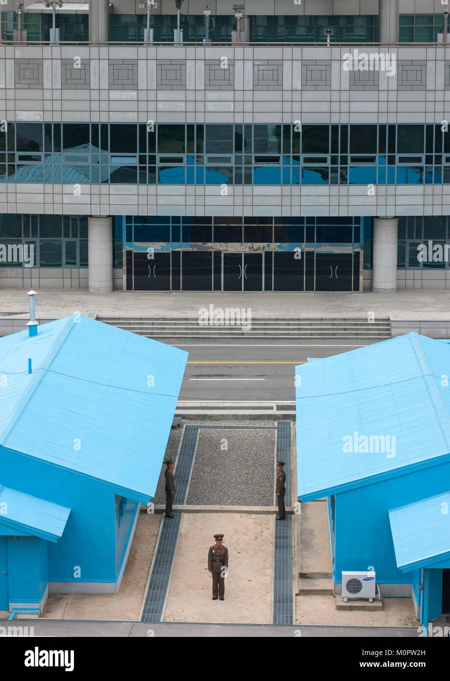 North Korean soldiers standing in front of the United Nations ...