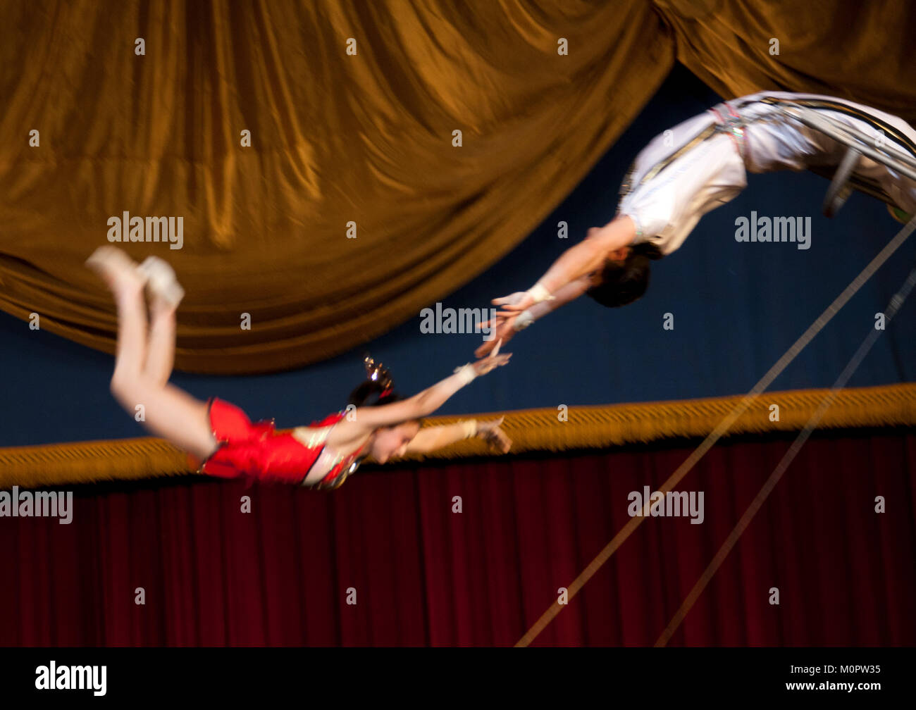 Trapeze artists hi-res stock photography and images - Alamy