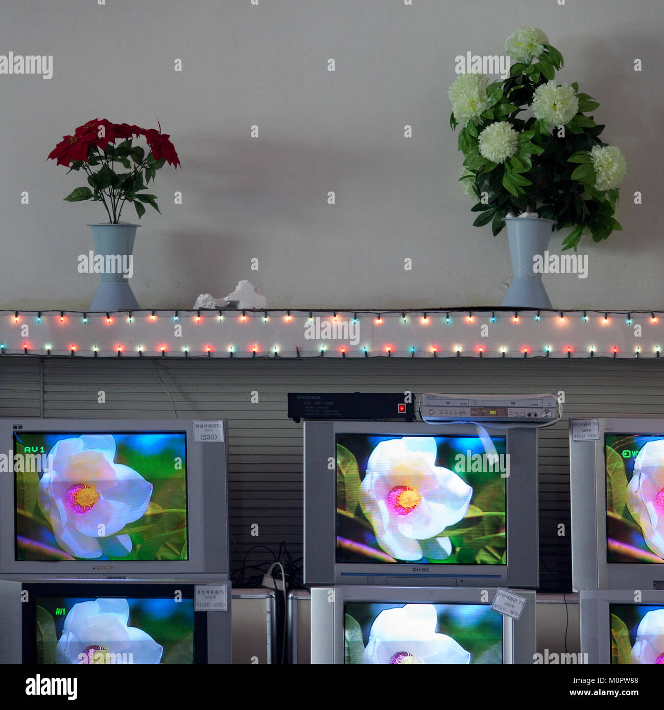 Tv department store tvs electronics hi-res stock photography and images ...