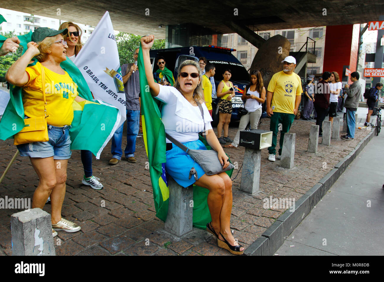 Small group of demonstrators hi-res stock photography and images - Alamy
