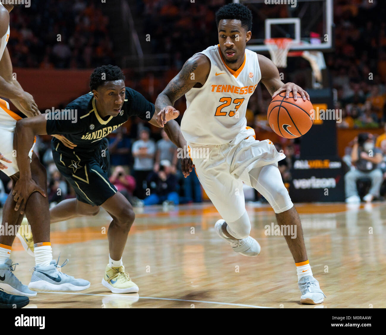 January 23, 2018: Jordan Bowden #23 of the Tennessee Volunteers drives ...