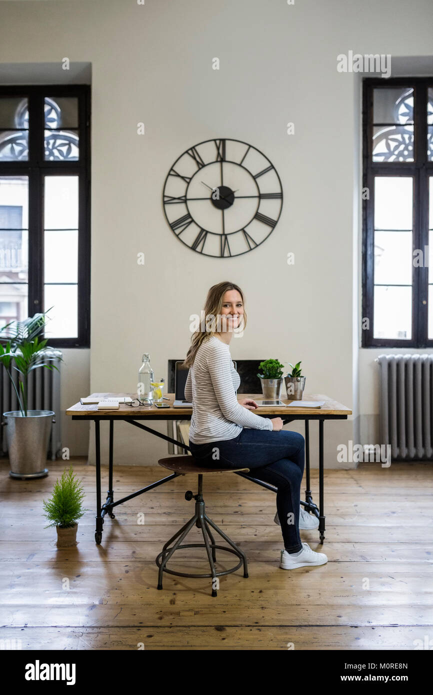 Woman looking under desk office hi-res stock photography and images - Alamy