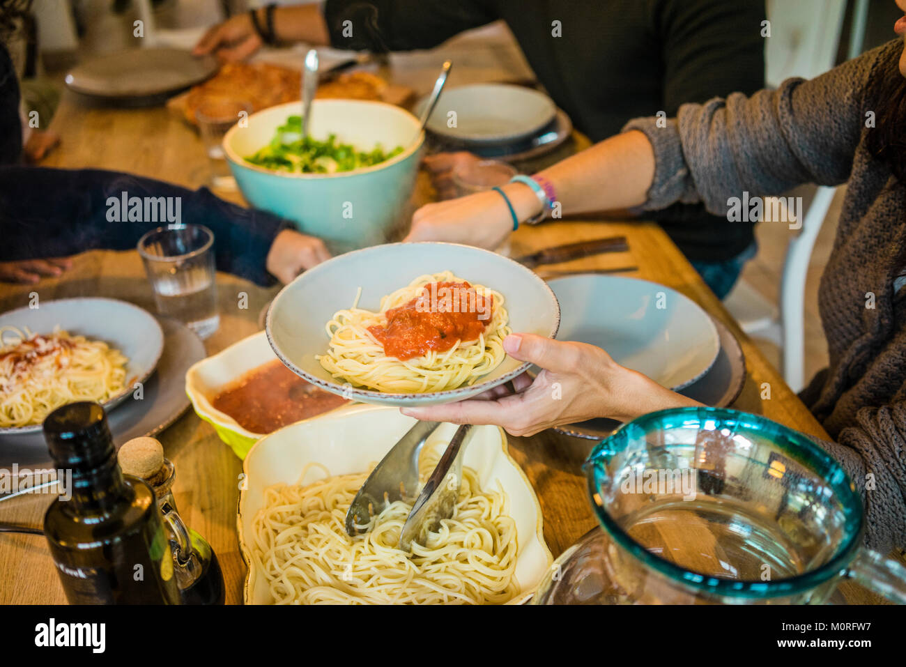 Man woman sharing spaghetti hi-res stock photography and images - Alamy