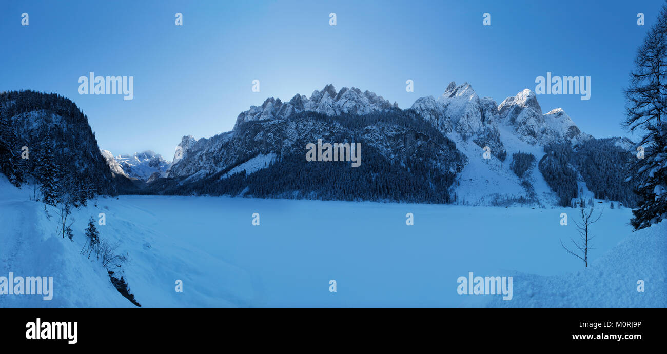 Austria, Upper Austria, Salzkammergut, Gosau, Lake Gosausee in winter ...