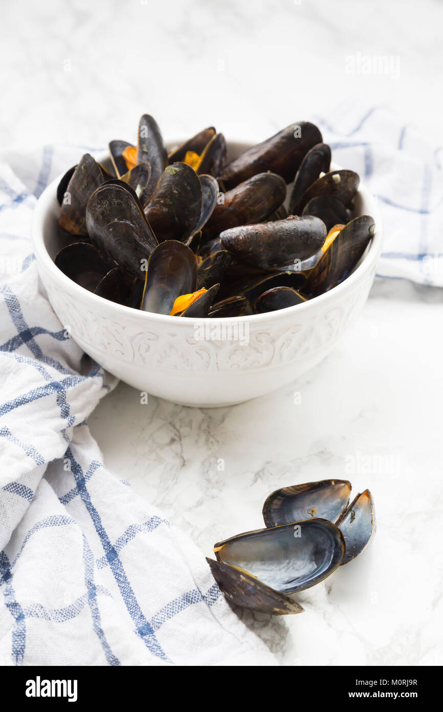 Fresh cooked blue mussels in bowl Stock Photo - Alamy