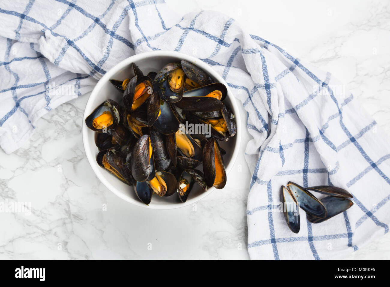 Fresh cooked blue mussels in bowl Stock Photo - Alamy