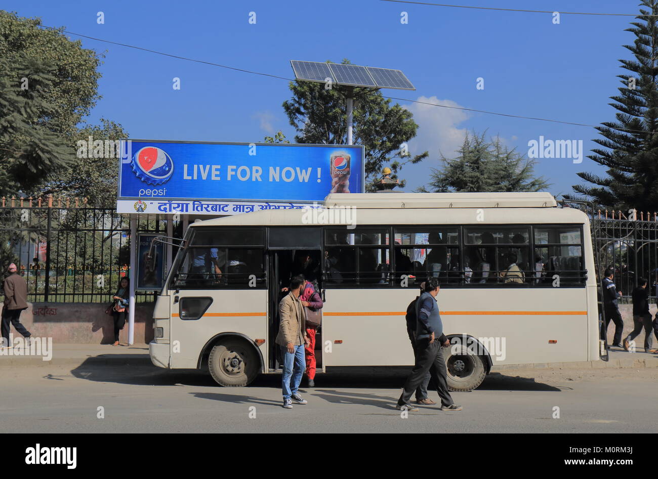 Busy street bus stop people hi-res stock photography and images - Alamy