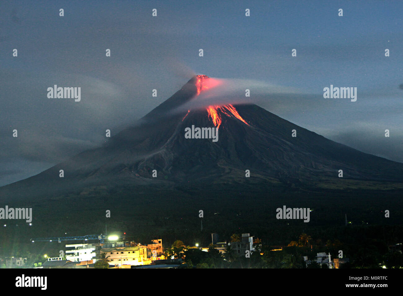 Philippines. 24th Jan, 2018. Mt. Mayon volcano show her beauty and ...