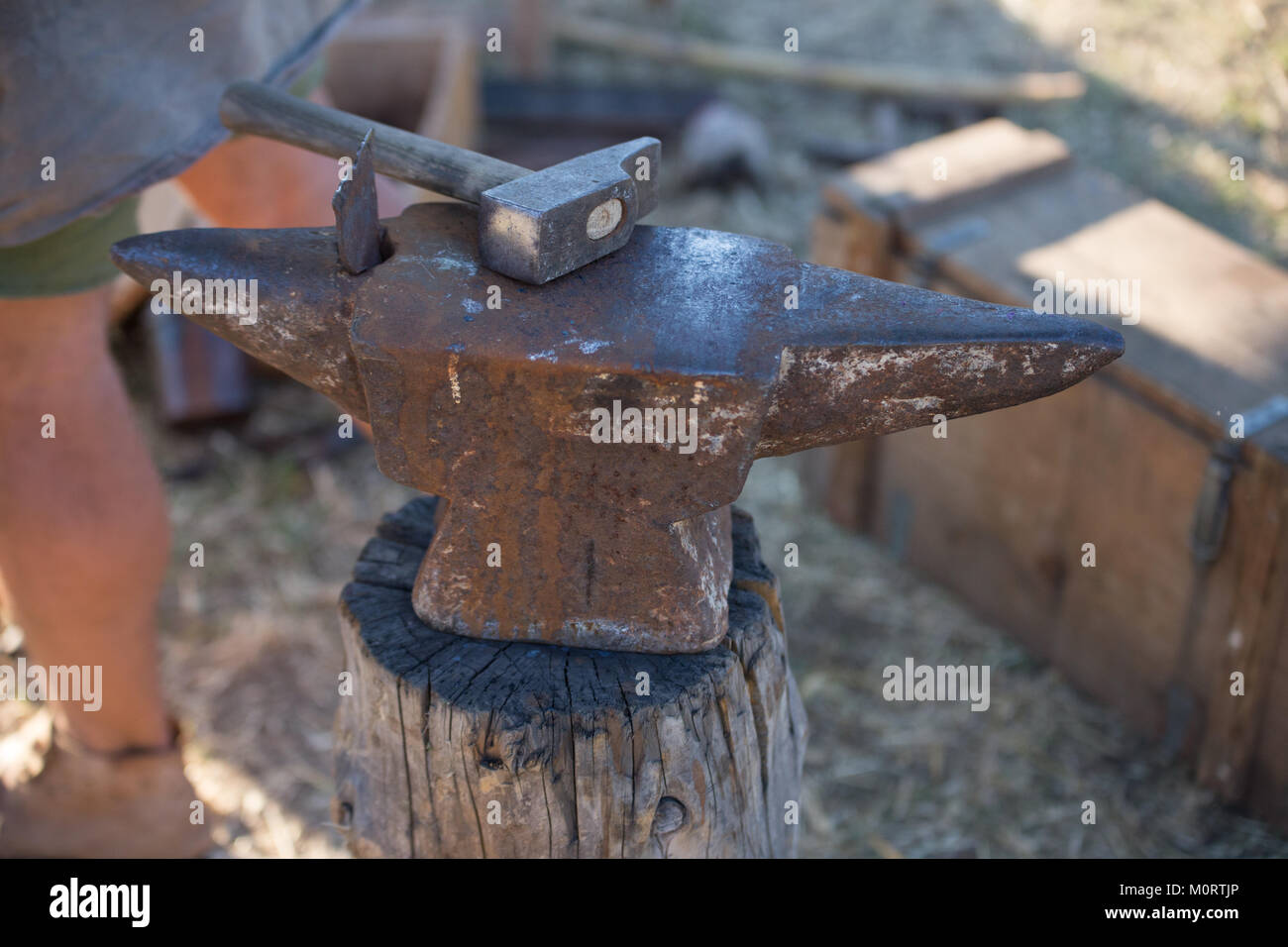 anvil and hammer to work and shape wrought iron Stock Photo - Alamy