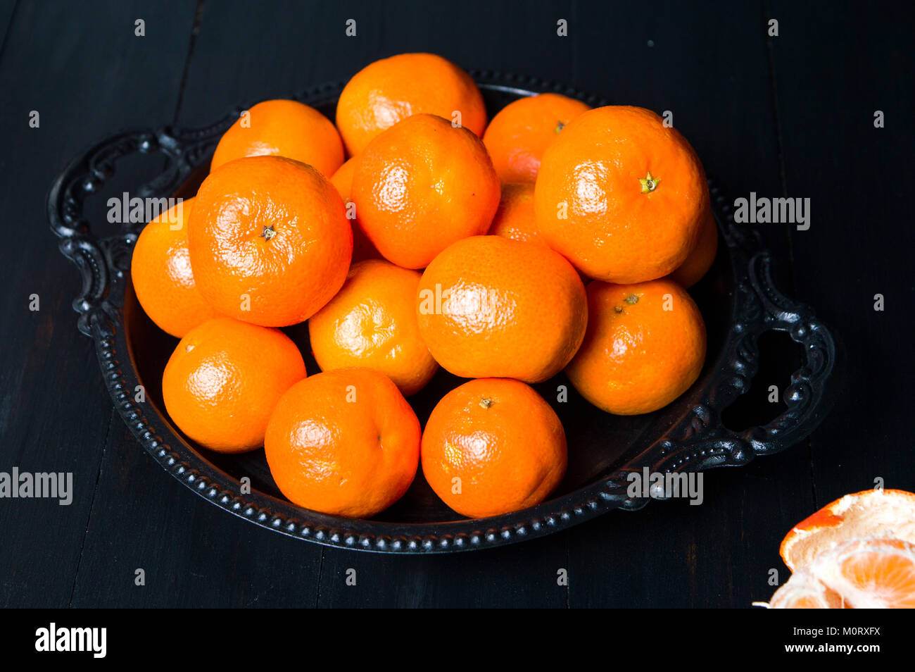 Whole tangerine fruits in a bowl top view Stock Photo - Alamy