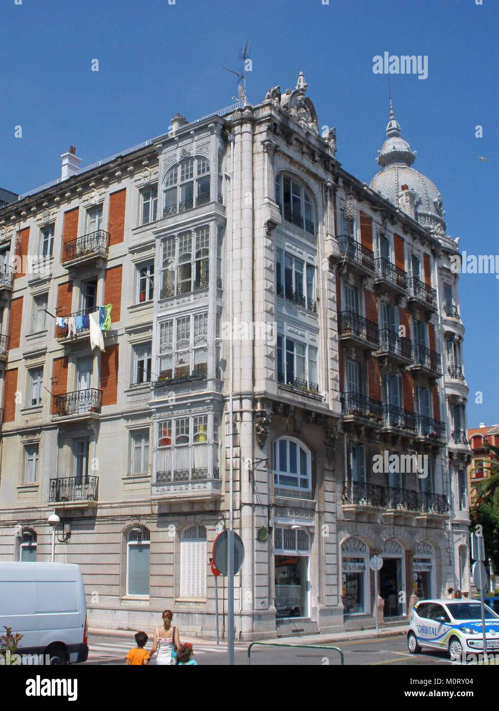 A photograph of the Casa para Isidra del Cerro in Castro Urdiales ...