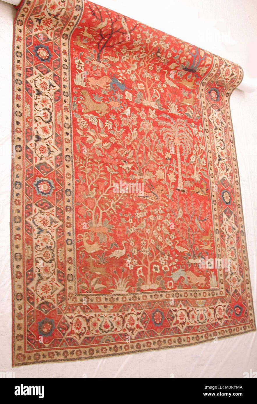 This carpet, from the collection of the Metropolitan Museum of Art ...
