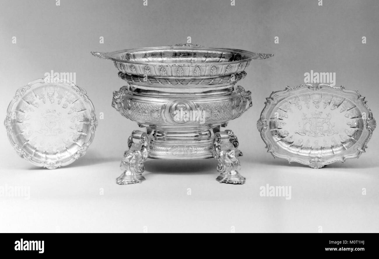 This 18th-century porcelain centerpiece, with its cover and eight ...