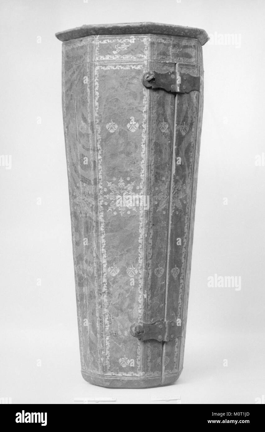 Photograph of Case MET 8100, an artifact or object, presented in a ...