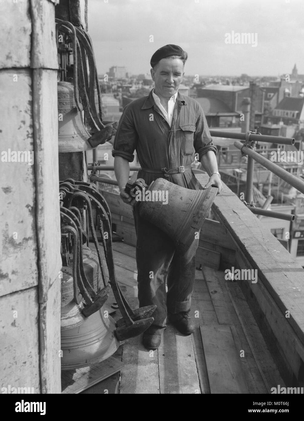 The carillon from the Munttoren tower in Amsterdam is being removed ...