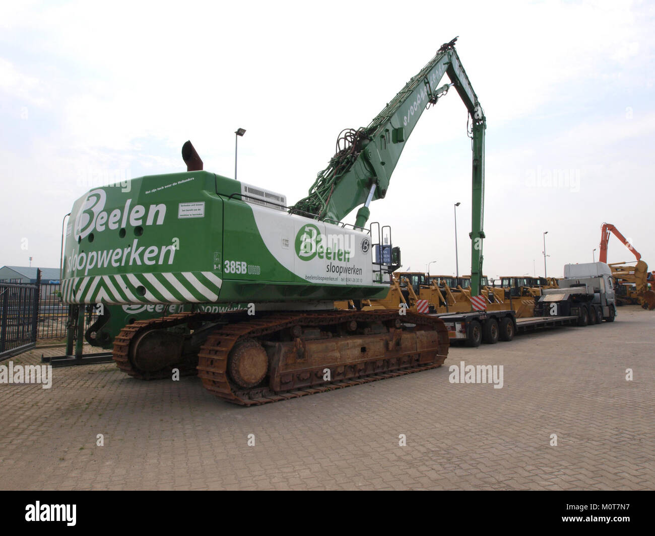 The Caterpillar 385B UHD (Ultra High Definition) is a hydraulic ...