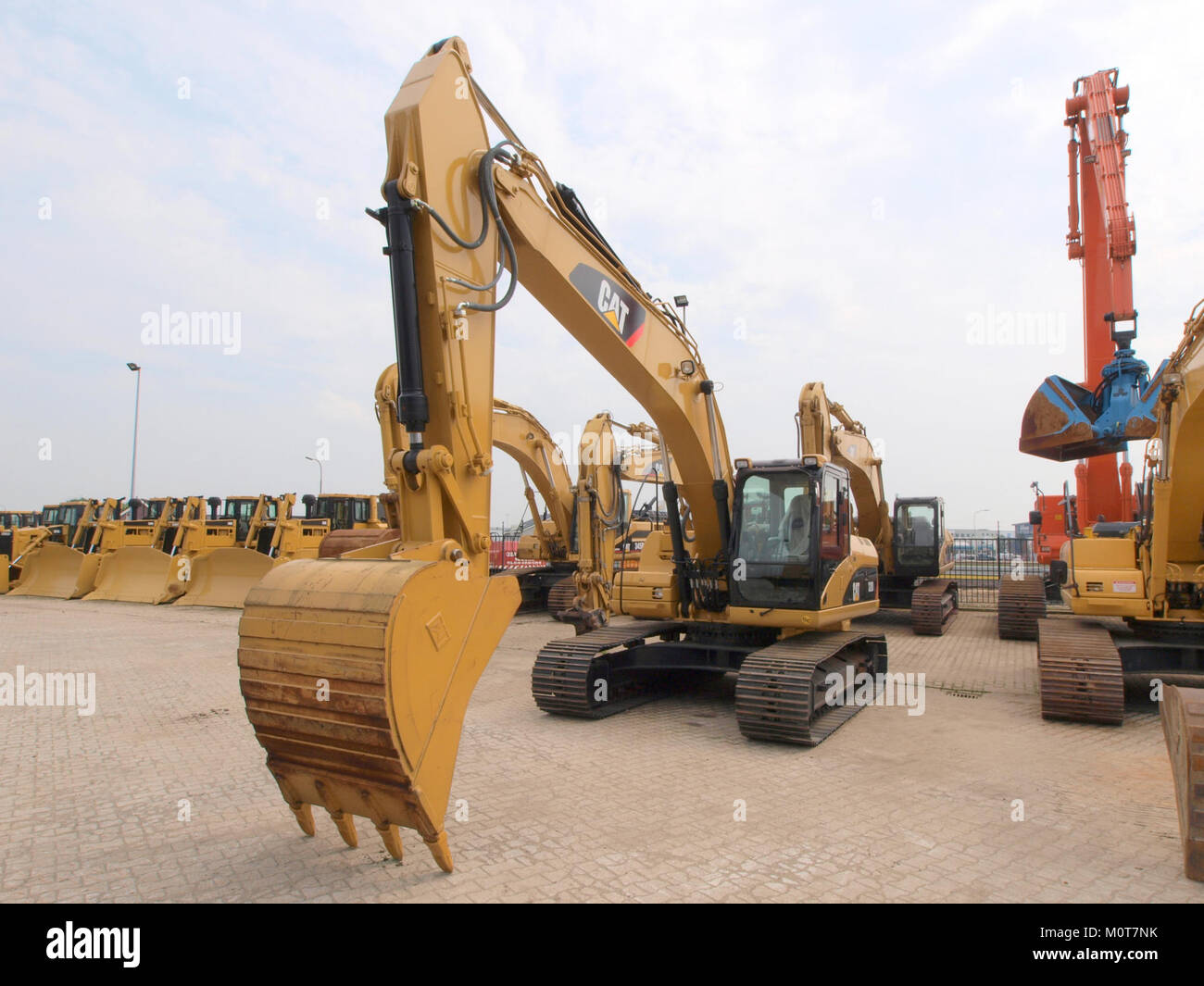 Caterpillar hydraulic earth moving hi-res stock photography and images ...