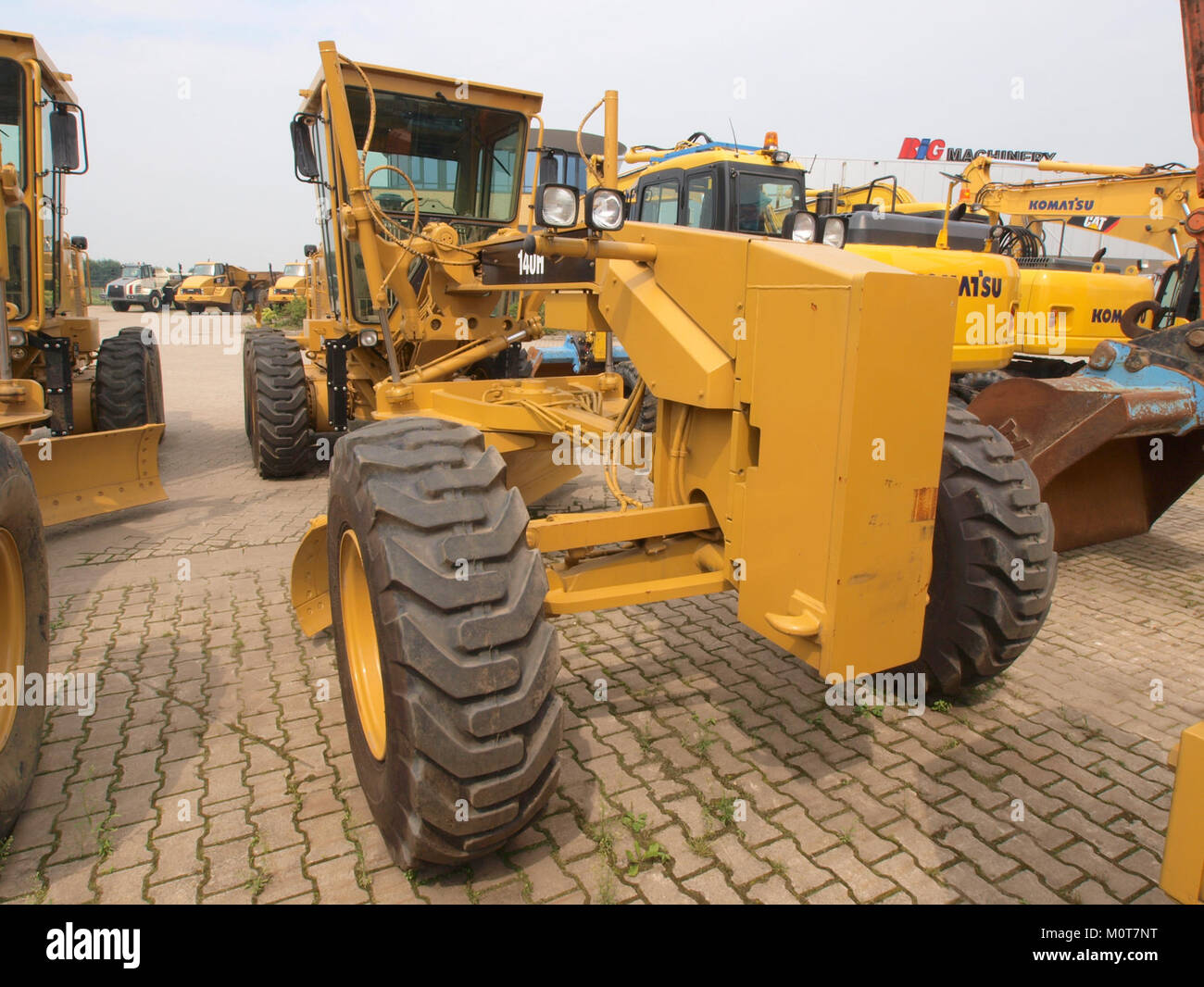 The Caterpillar VHP185 140H p376 is a heavy-duty machine known for its ...