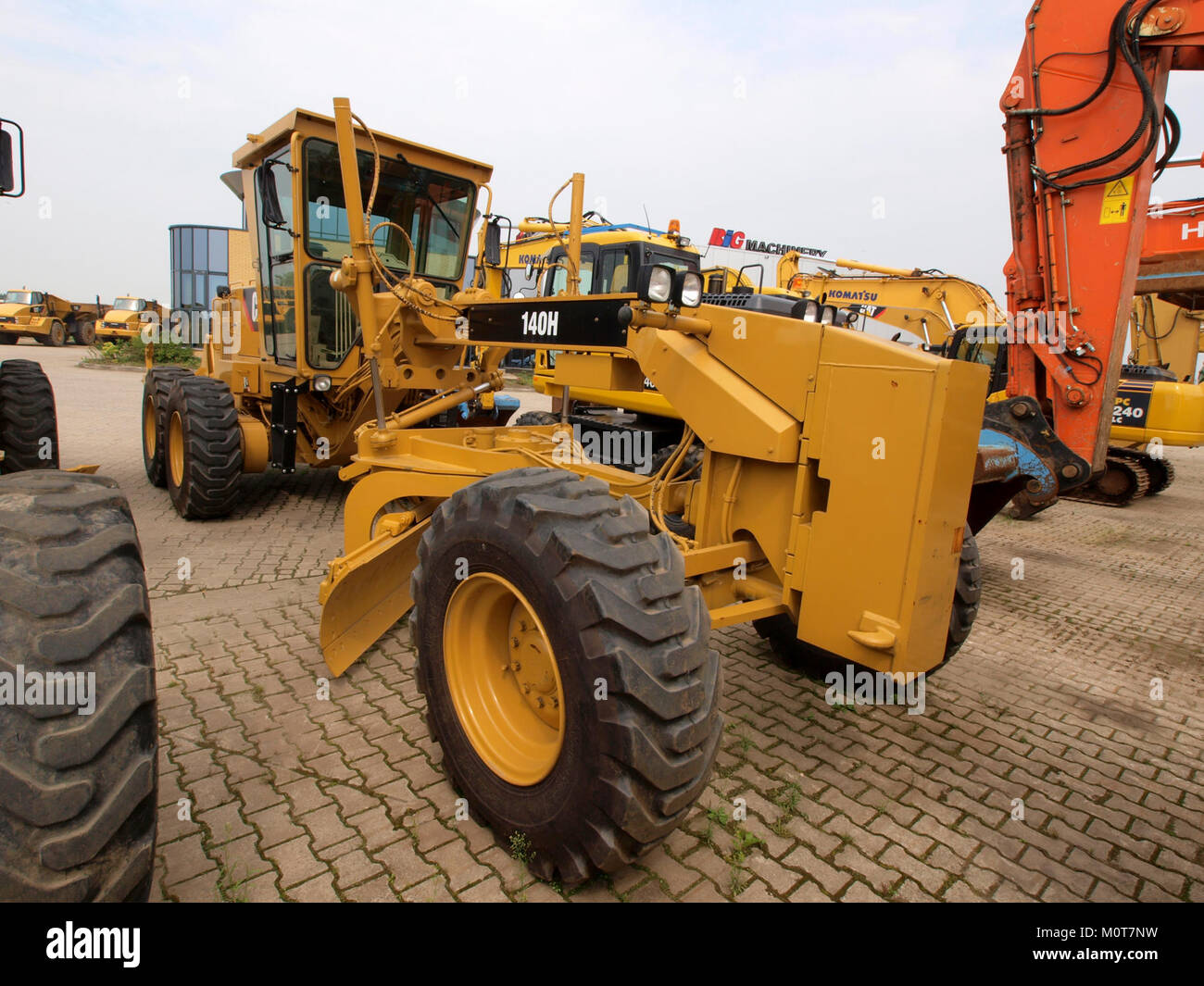 The Caterpillar VHP185 140H P4 is a heavy-duty piece of machinery ...