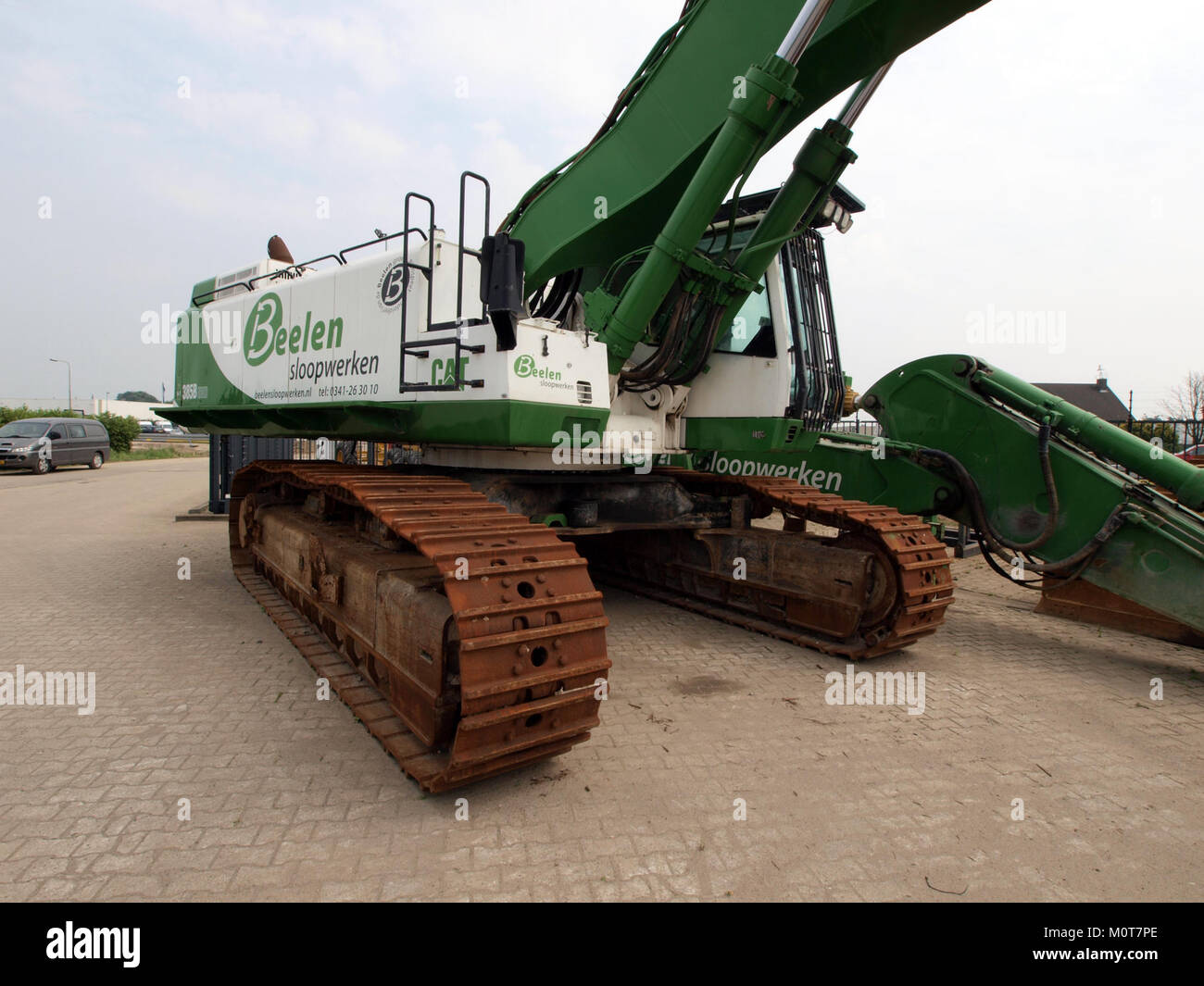 The Caterpillar 385B UHD p2 is a heavy-duty hydraulic excavator ...
