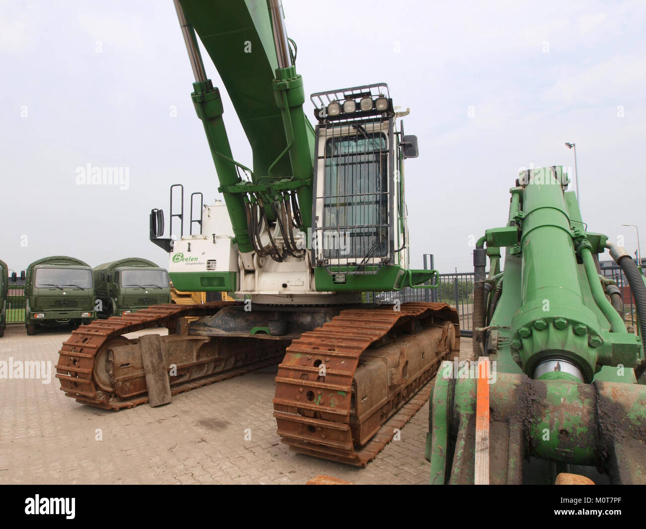 The Caterpillar 385B UHD is a large hydraulic excavator designed for ...