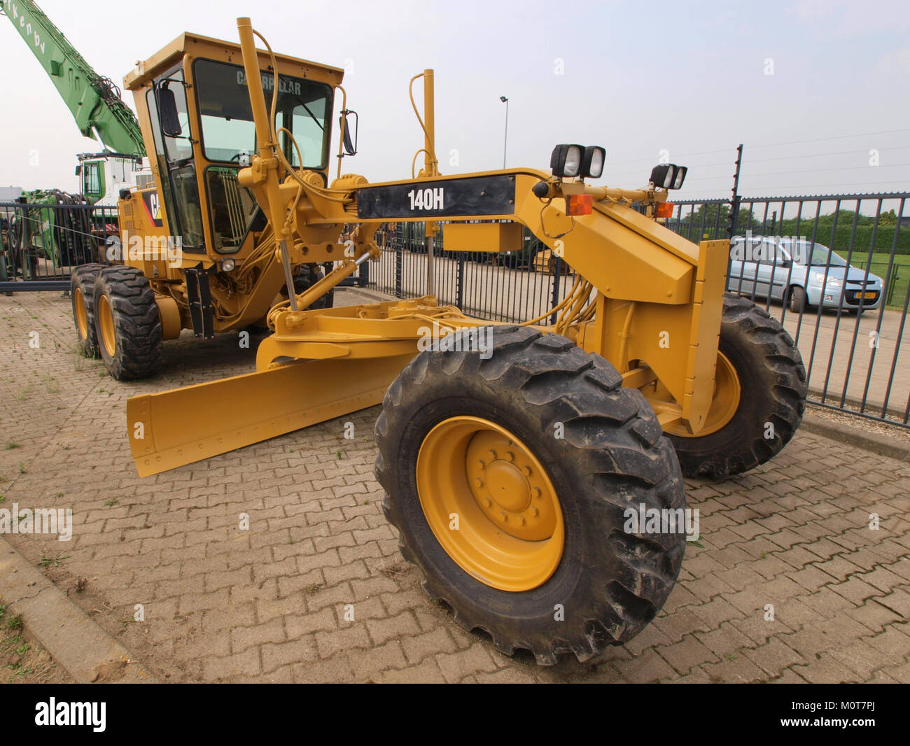 The Caterpillar VHP-185 140H is a heavy-duty industrial machine, part ...
