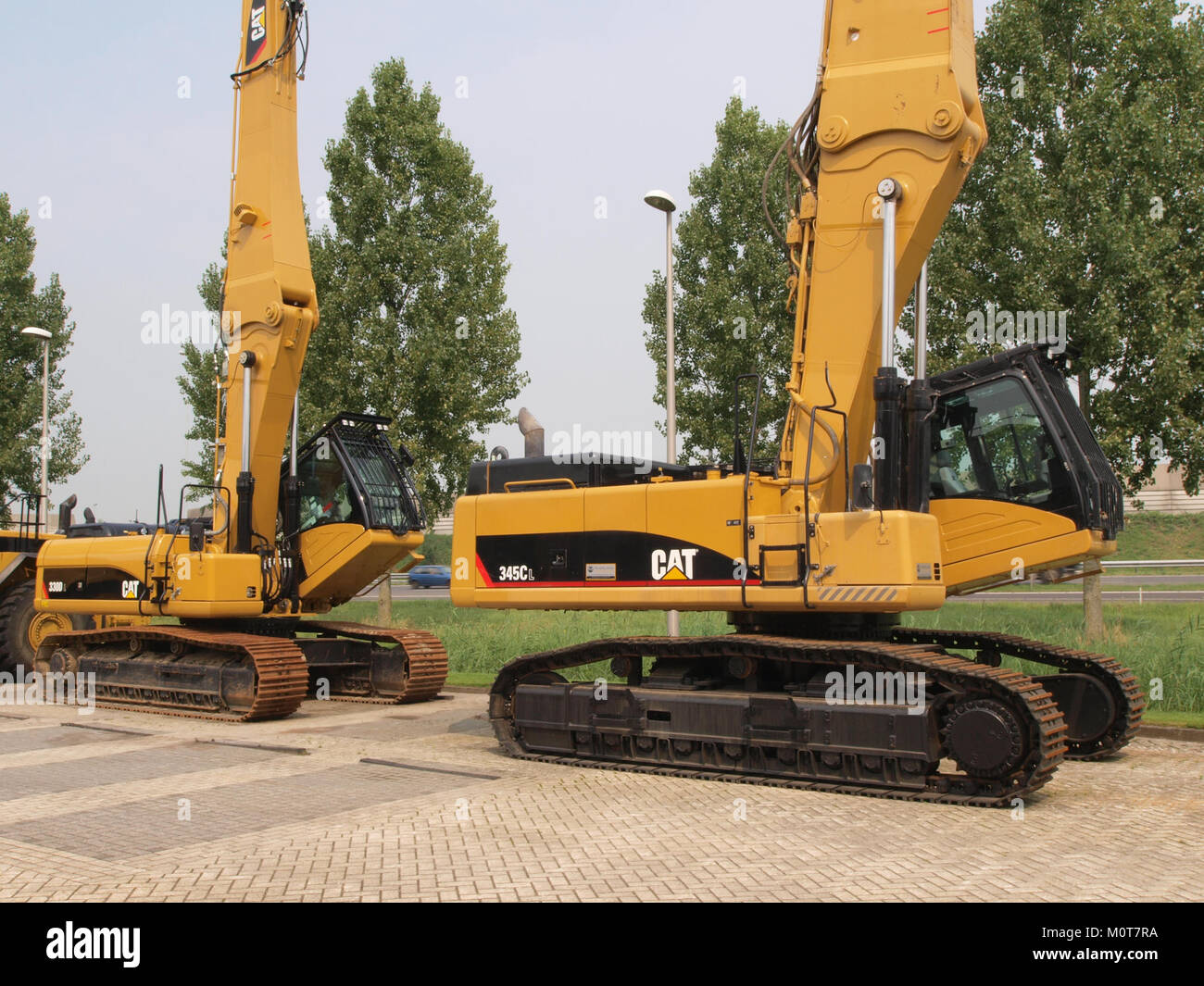 The Caterpillar 345CL and 330DL are models of large construction ...