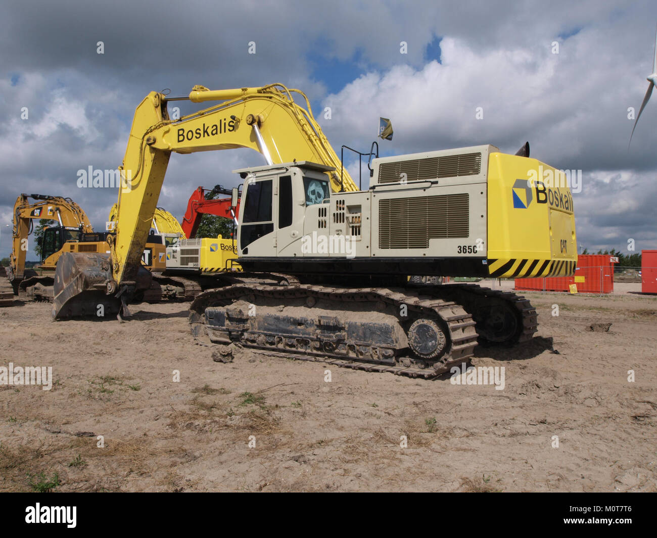 The Caterpillar 365C is a large hydraulic excavator used in heavy ...