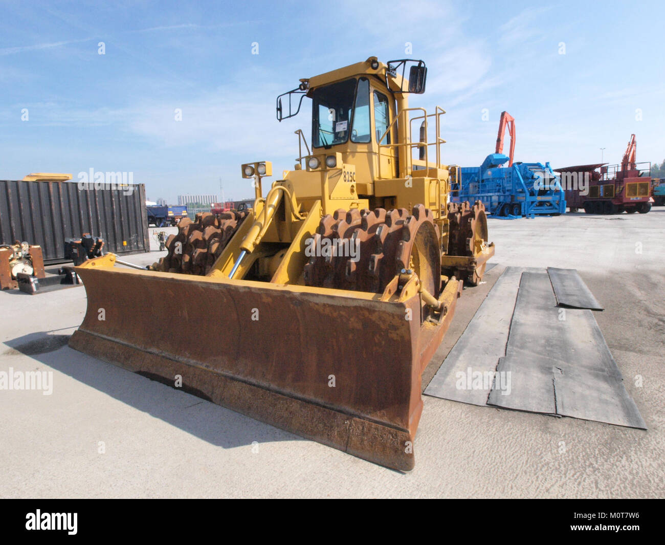 A technical illustration of the Caterpillar 825C P6, a heavy-duty ...