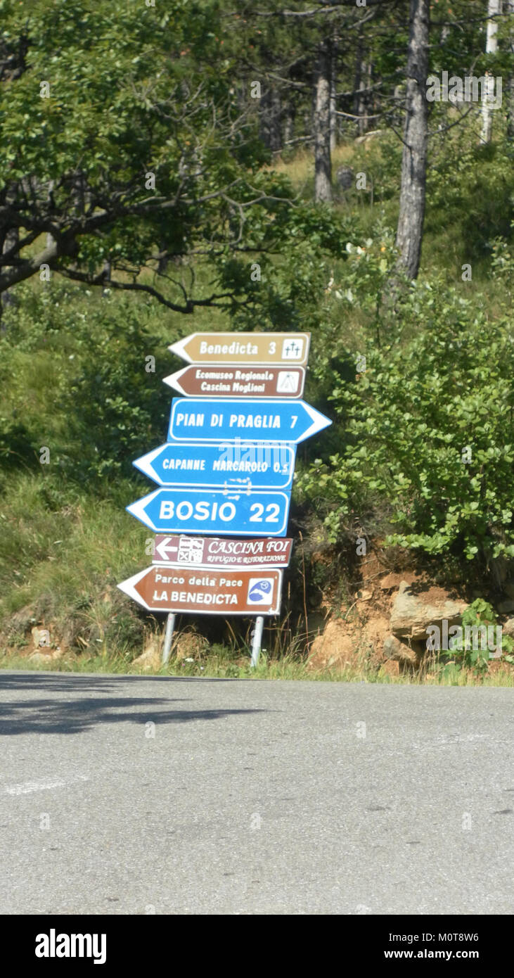 Cartelli vintage hi-res stock photography and images - Alamy