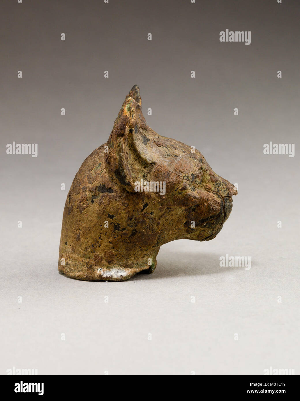 Ancient egyptian sculpture head hi-res stock photography and images - Alamy