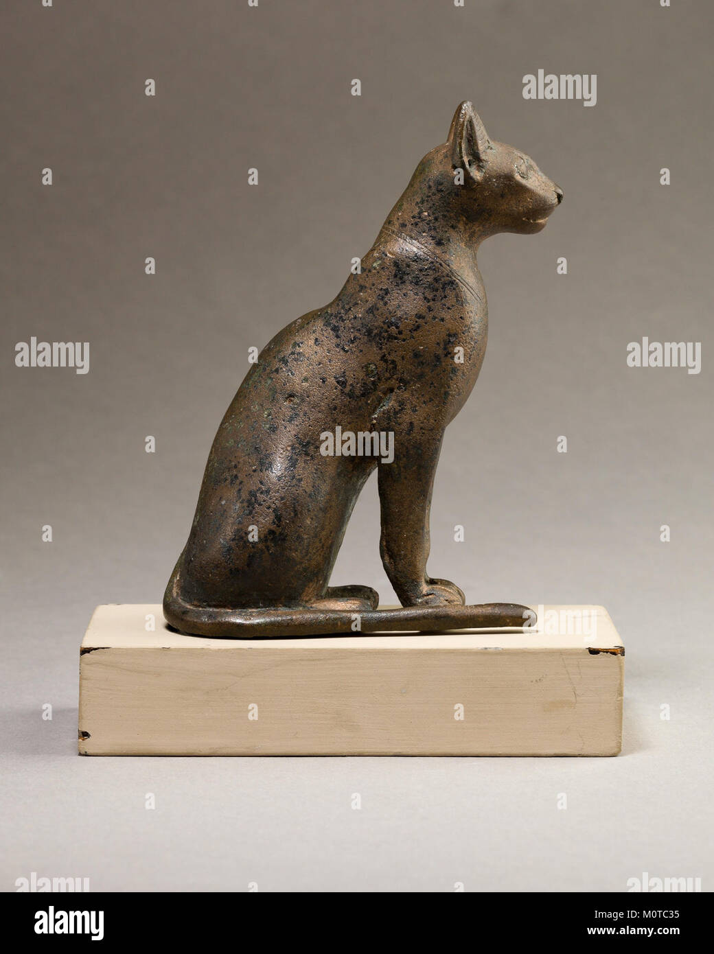This cat figurine, housed in the Metropolitan Museum of Art, represents ...