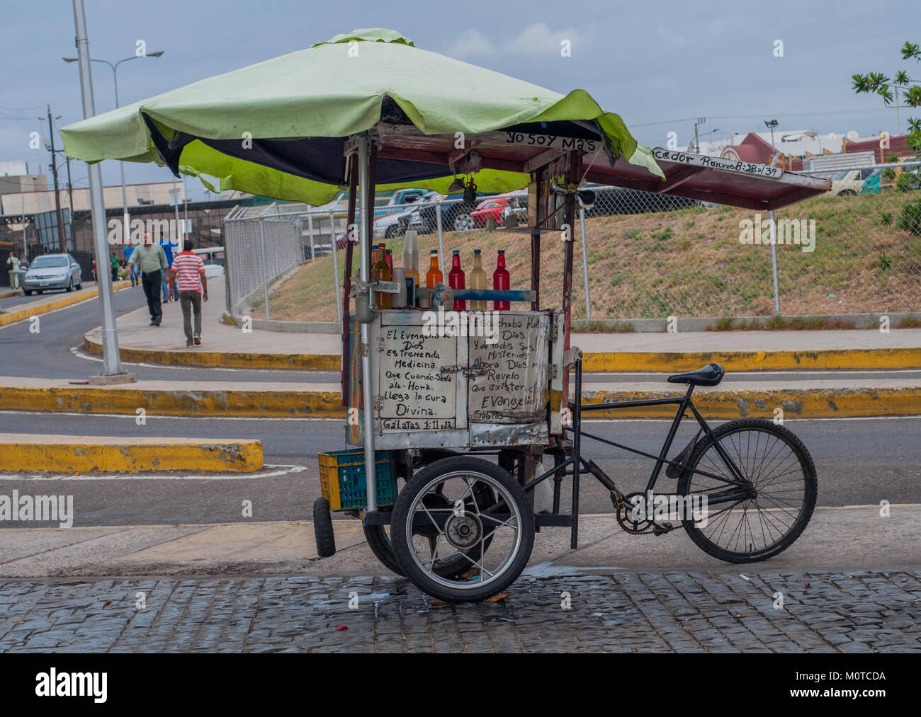 'Carrito de cepillao frente a la Basilica' translates to 'Brush cart in ...
