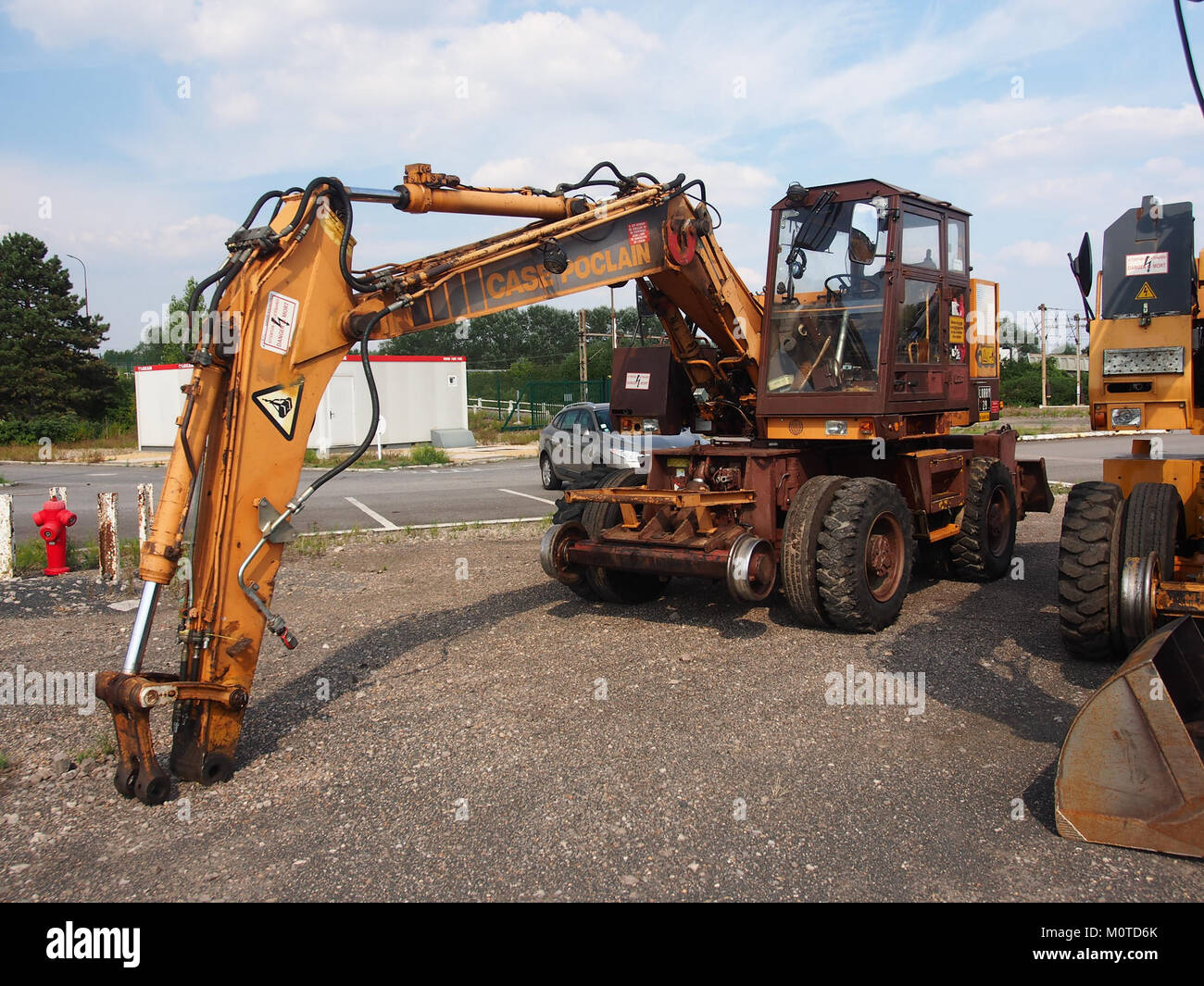 A photograph of a Case Poclain 688, a type of heavy construction ...