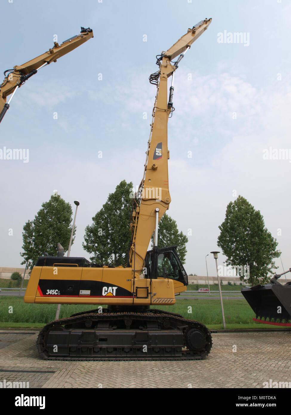 The Caterpillar 345CL p3 is a large, tracked excavator known for its ...