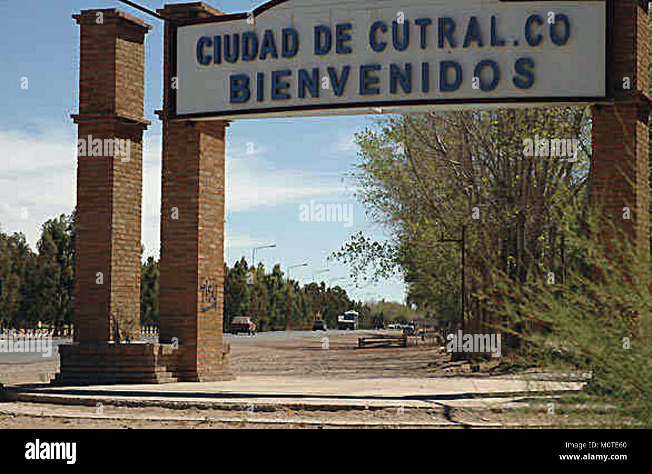 The 'Cartel bienvenida Cutral Co' refers to a welcoming sign or ...