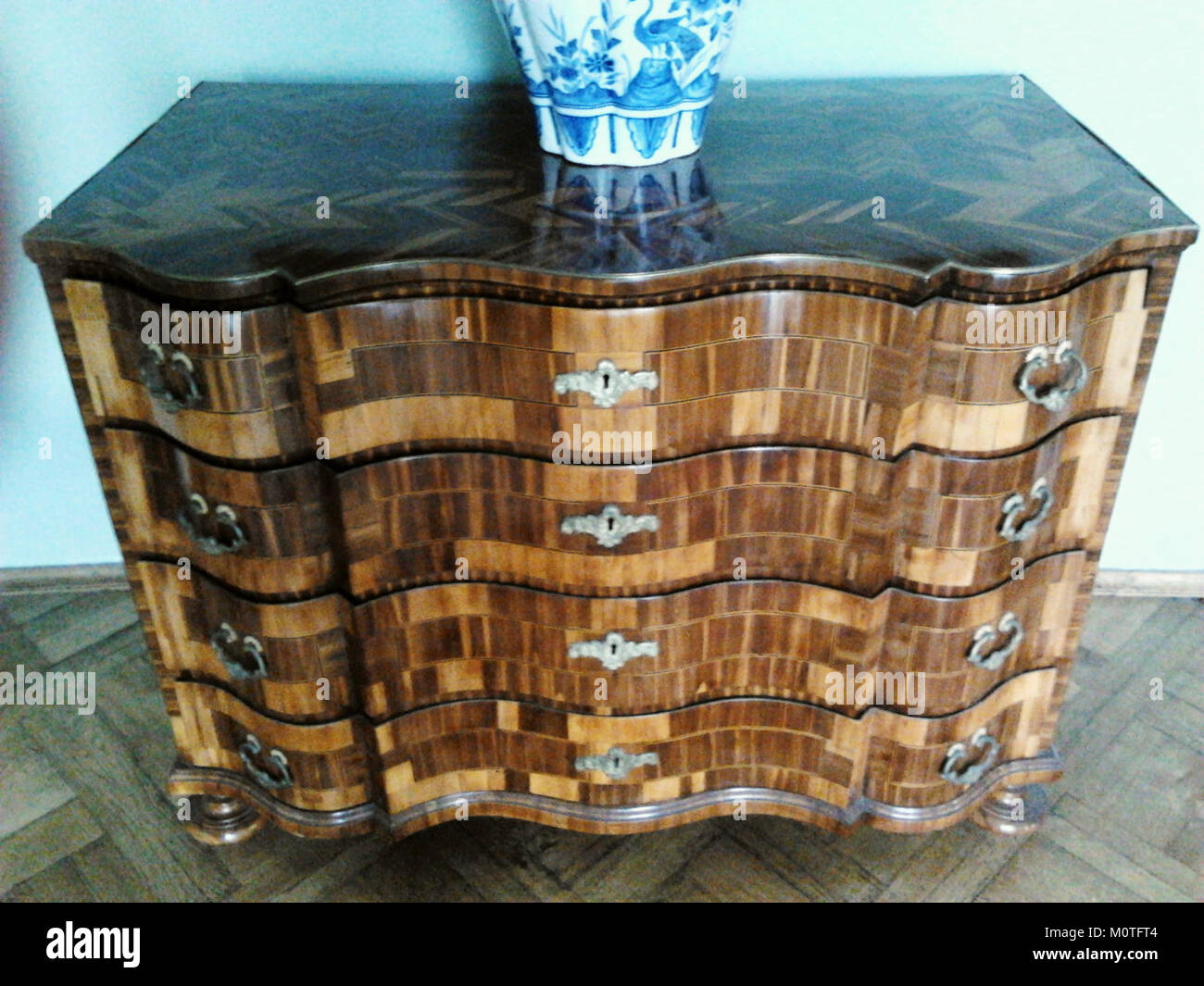 Commode 18th century hi-res stock photography and images - Alamy