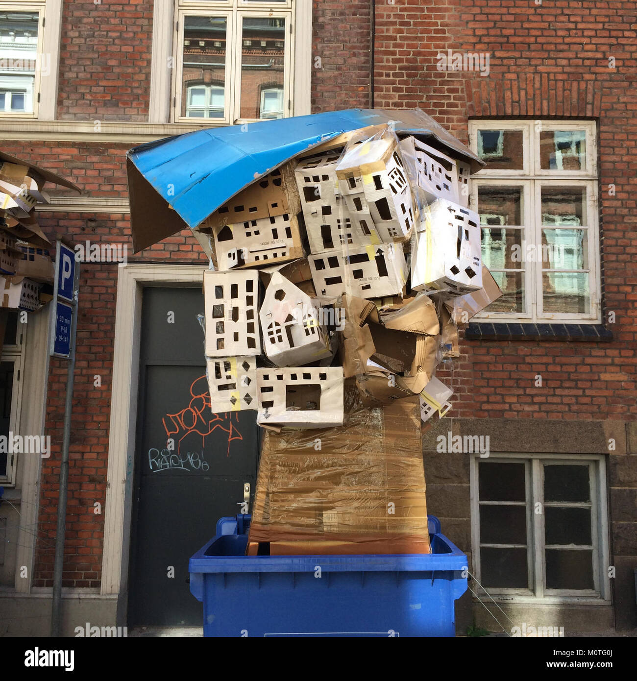Cardboard houses hi-res stock photography and images - Alamy