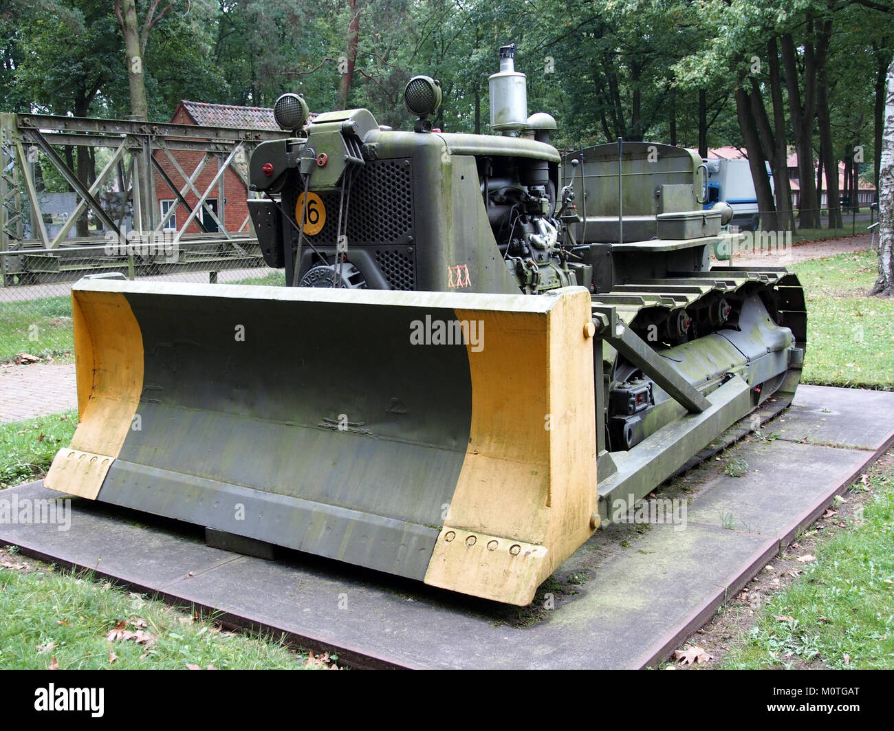 A photograph of a Caterpillar D7 tractor, displayed at the Geniemuseum ...