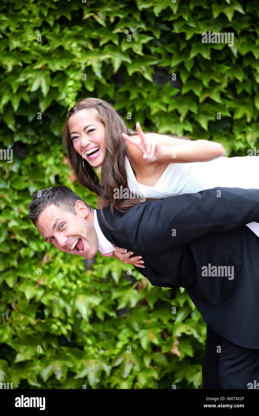 Portrait of a young bride and groom Stock Photo - Alamy