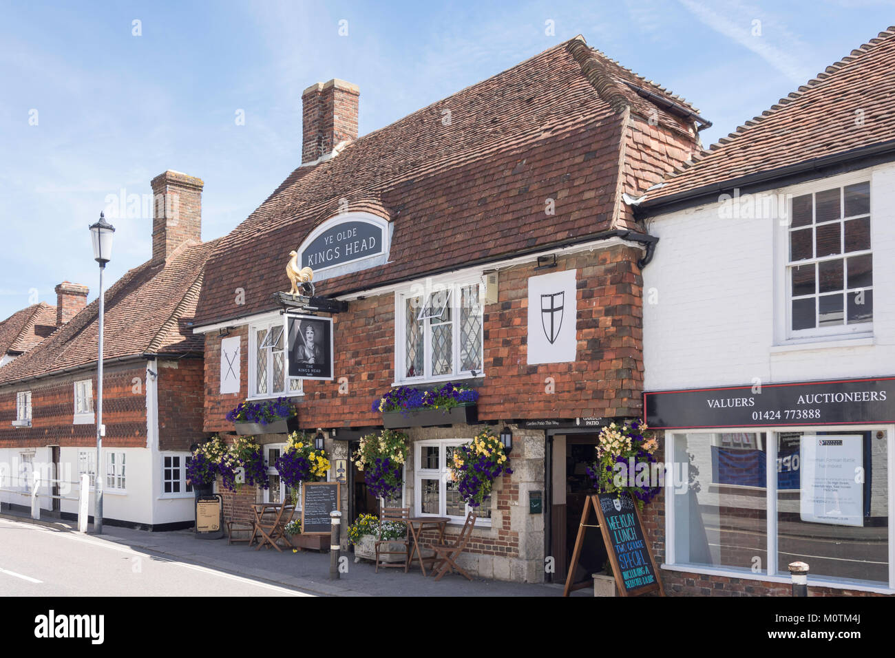 17th century Ye Olde Kings Head Pub, Mount Street, Battle, East Sussex ...
