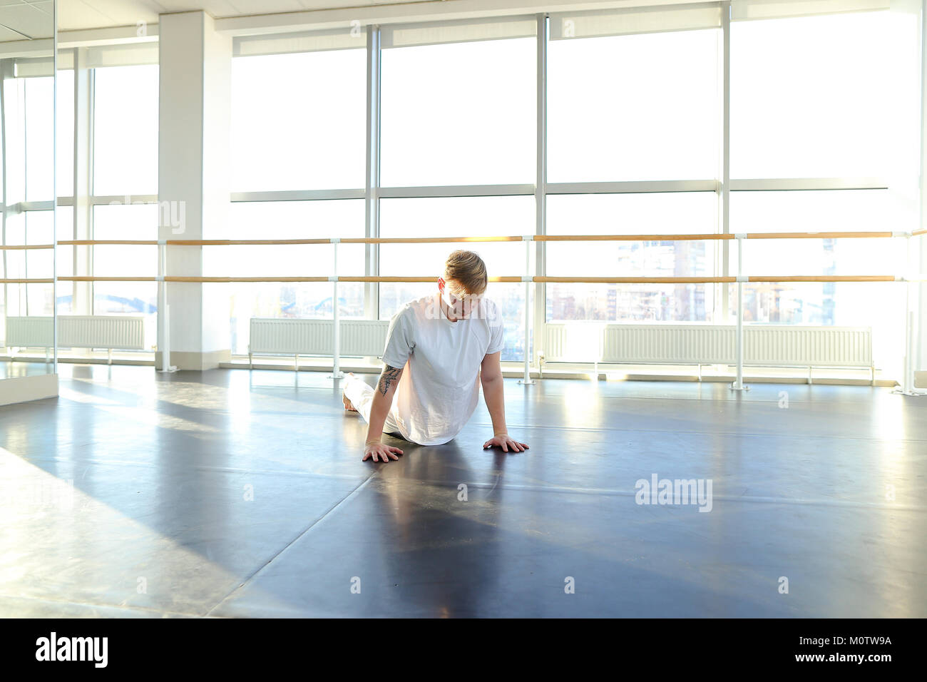 Dancer improving handstand with legs spread out Stock Photo - Alamy