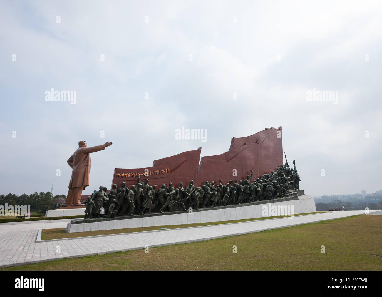 Kim Il-sung statue in Mansudae monument, Pyongan Province, Pyongyang ...
